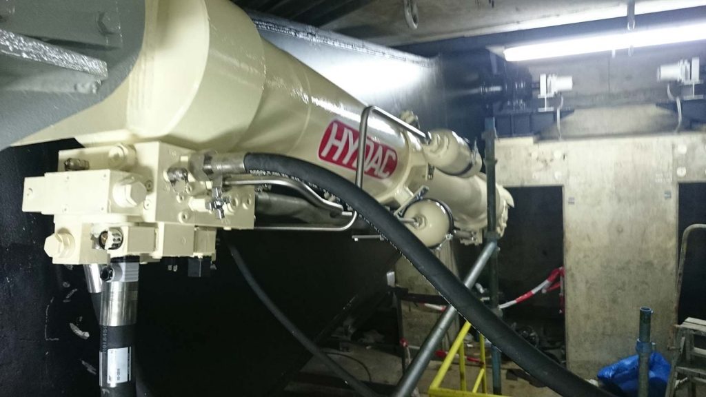 Manifold-on-hydraulic-cylinder - Hycom